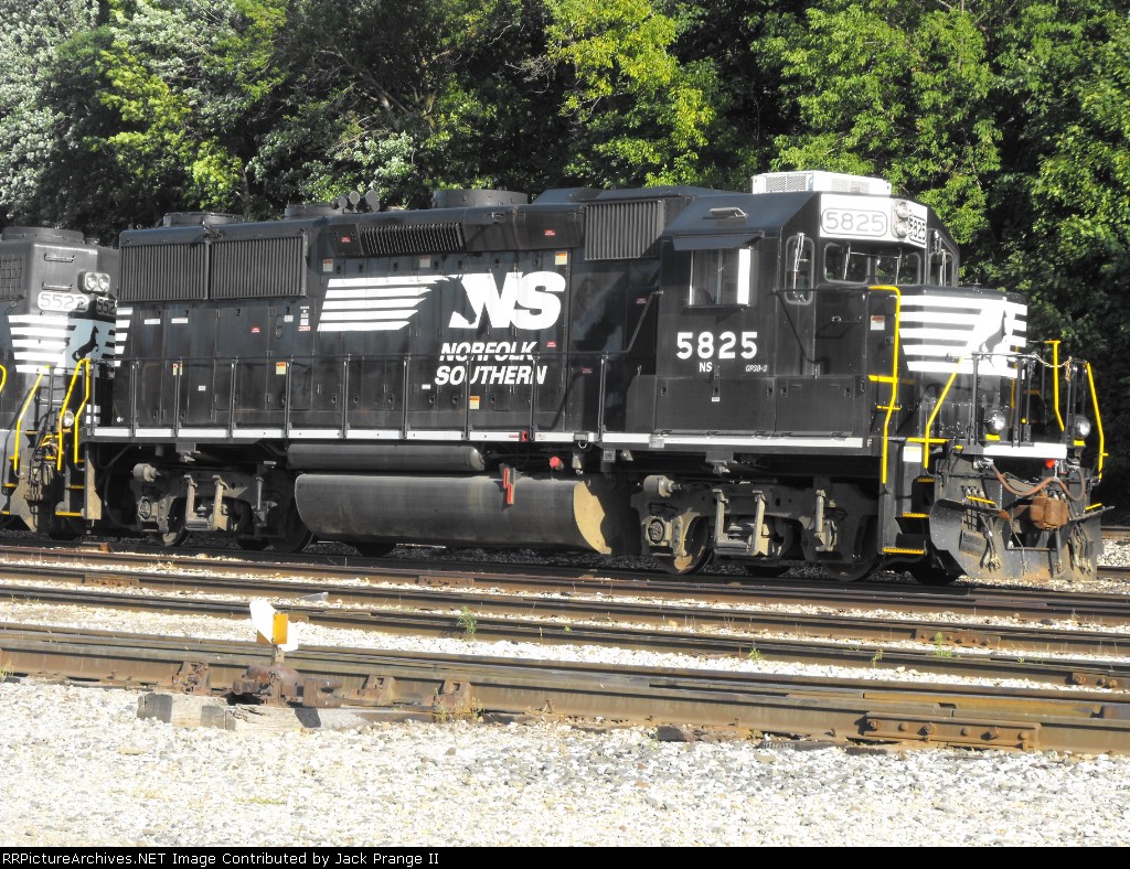 NS #5825 (Ex-Southern #7072H GP50) and NS #5522 (Ex-Southern #2848A)
